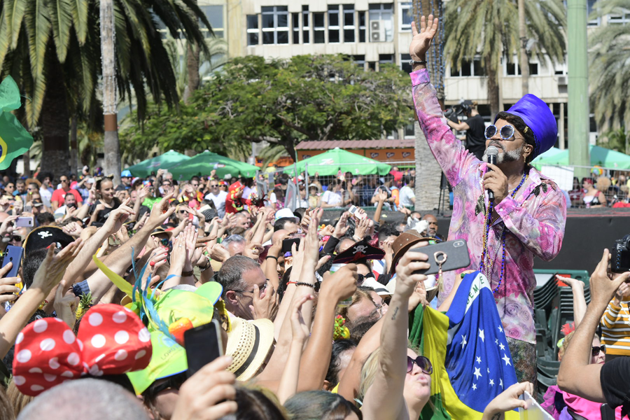 La fiesta grande del Martes de Carnaval saca a la calle a 95.000 personas