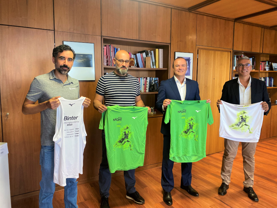 Augusto Hidalgo y Aridany Romero reciben la camiseta oficial de la ...